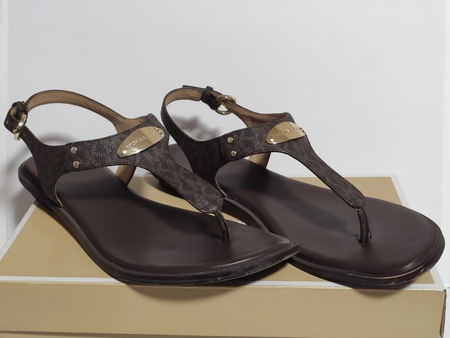 Женские сандалии MK Plate Flat Thong от Michael Kors