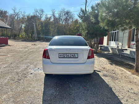 lacetti 1.8  srochna sotiladi