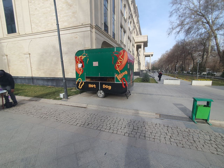 Arendaga beriladi bulvar urtasida joylashgan