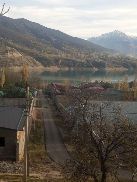 Sirochni yer sotiladi  dacha suv boyiga yaqin 8sotiq
