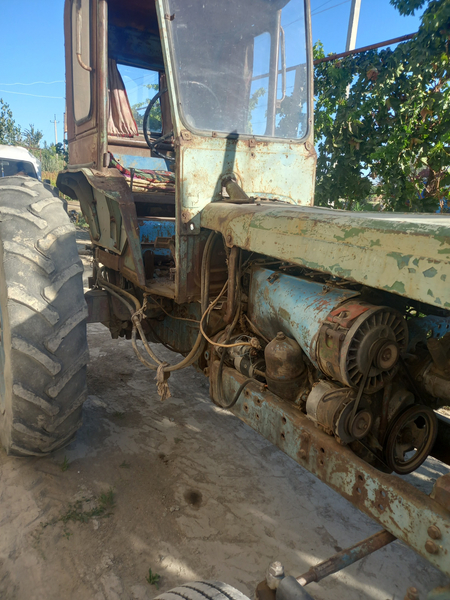Traktor sotiladi
