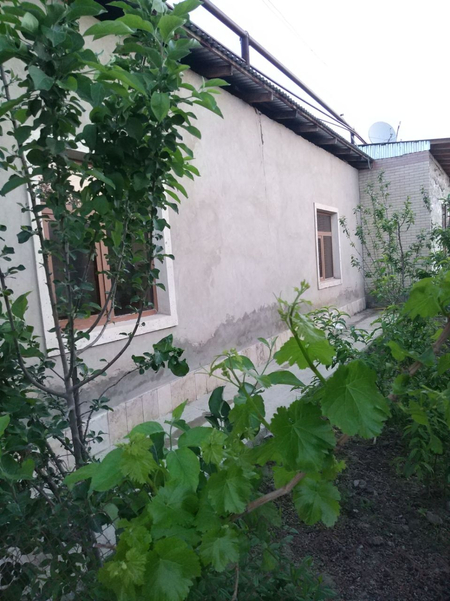 Hovli sotiladi Sharshara restarani oldida