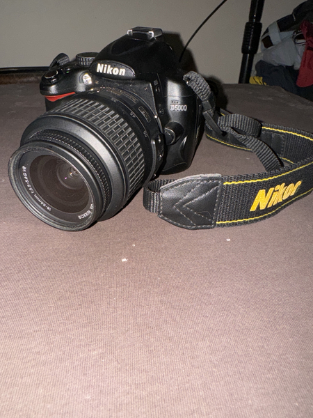 Nikon D5000 в хорошем состояние