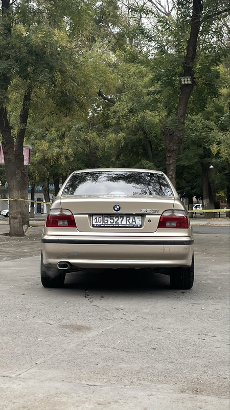 BMW E39 523i
