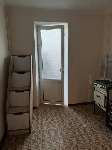 Срочно продается cвоя квартира в Чирчике дет. больница 1/4/5/