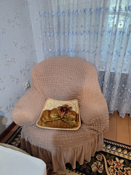 Диван   раскладной  и  два  крутящихся  кресла.