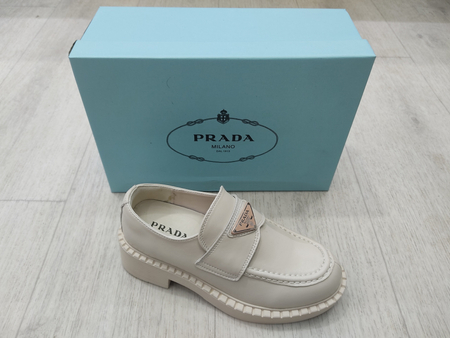 Prada кожанный лофер женский