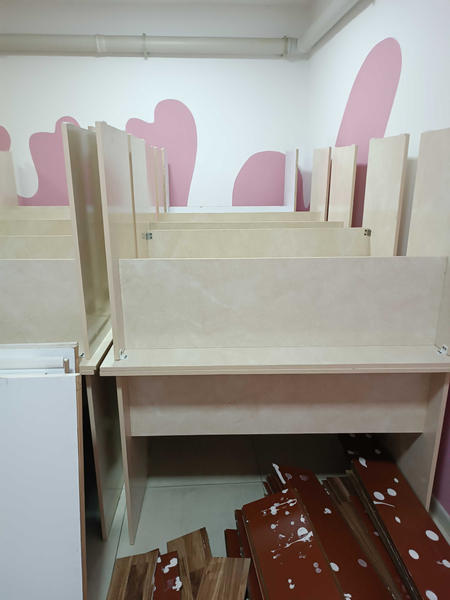 O'quv markaz uchun parta va stullar sotiladi