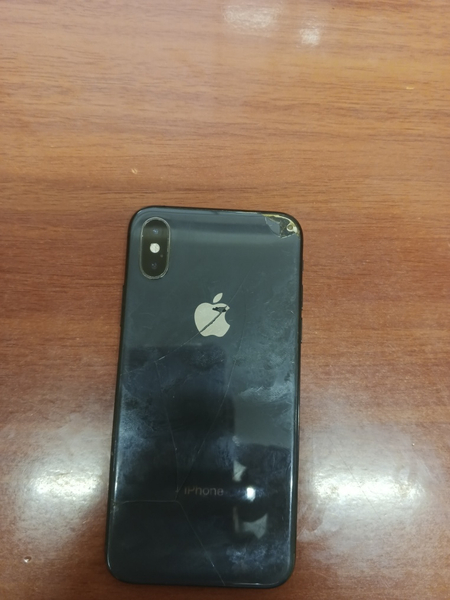 Iphone Xs orqasida singan joyi bor
