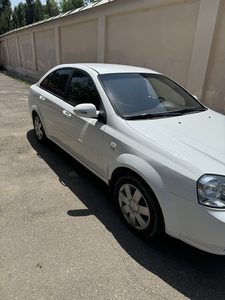 lacetti 1.8 sotiladi