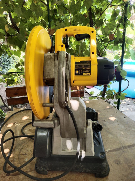 Труборез DeWalt в хорошем состоянии.