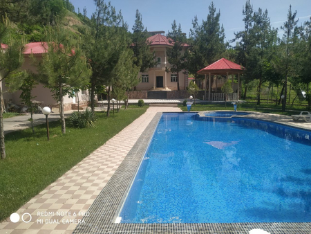 Dacha ugam daryosi buyida bochka yaqinida