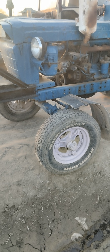 T28 traktor gʼajar