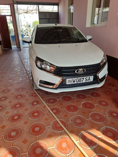 Lada vesta автомашинаси тоза ва бир қўл