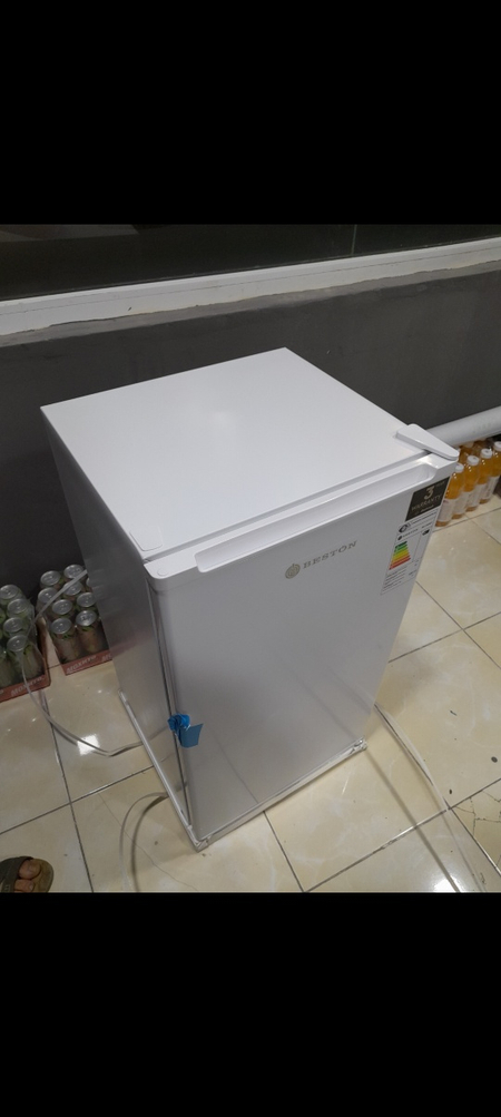 Xolodilnik beston mini ofisnoy