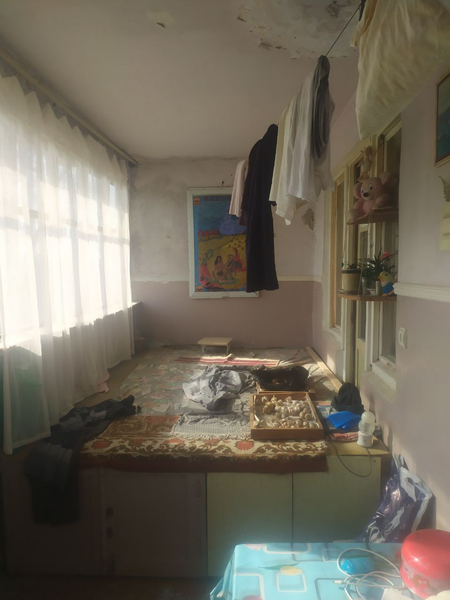 Срочно продаётся 2 х ком квартира.  Город Чирчик 4-тый этаж без ремонт