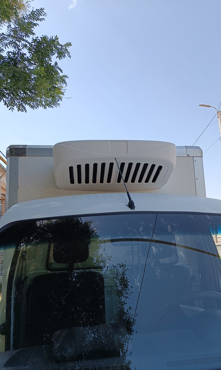 Refrijator haladilnik butkasi bilan sotiladi