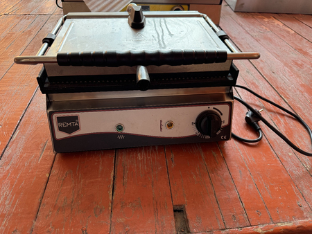 Hot dog apparatlari sotiladi