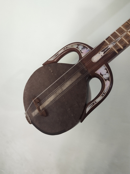 Qashqar rubobi sotiladi.Ovozi zoʻr