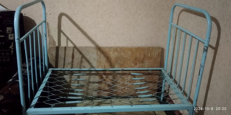 Детская железная кроватка.