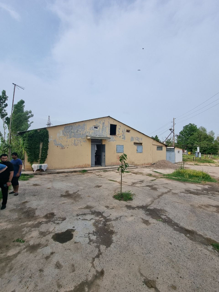 продаётся нежилой ферма предусмотрена для 35 скота и 30 барана
