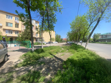 Яшнабад райони йолни юзида 3 хонали квартира сотилади агароти бор