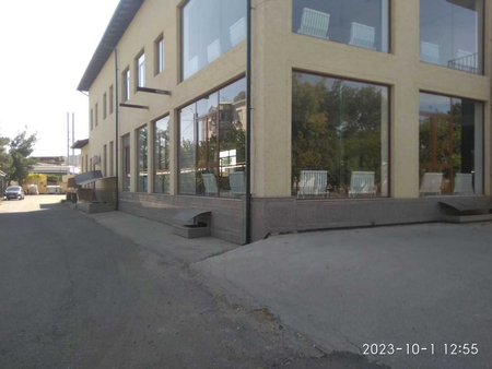 Noturar bino ijaraga beriladi.