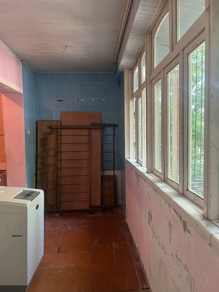 ПРОДАЕТСЯ Чирчик ш. 9 м/н 1-этаж 2х янги планировка