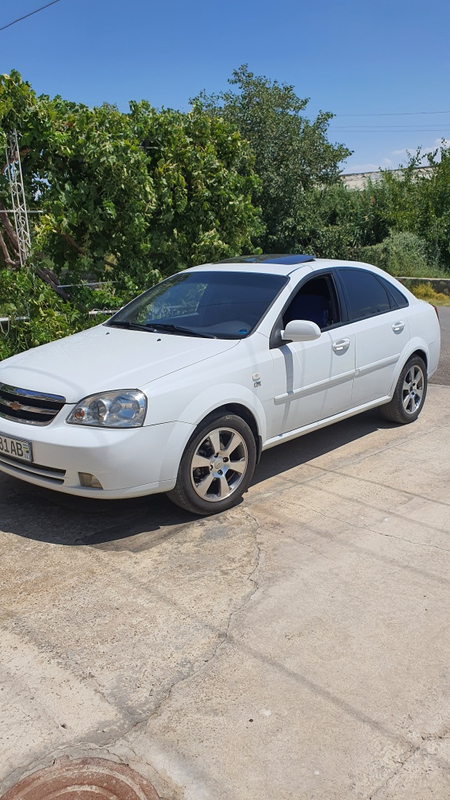 Lacetti 1.8 sotiladi