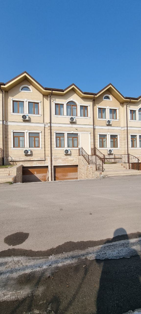 Срочно продается гостиница 1100 кВ в Яккасарайском районе.