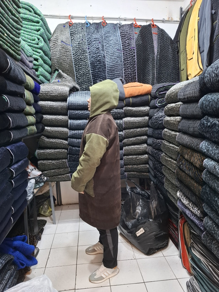 Kapishonli mexli kalta zamonaviy chopon