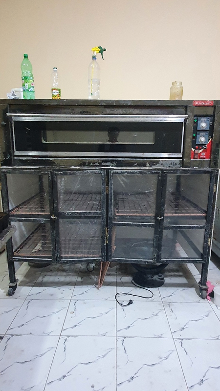 Продаётся печь, мешалка , формочки, листы