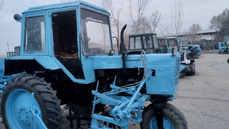 Traktor sotiladi