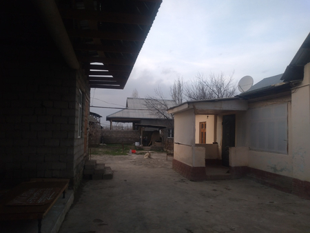 Таиёр уи жои сотилади хама шароити бор