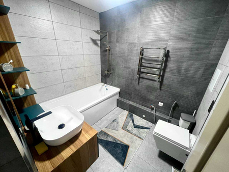 Срочно! На Бобуре - 3х ком, 84м², свежий евроремонт + мебель и техника