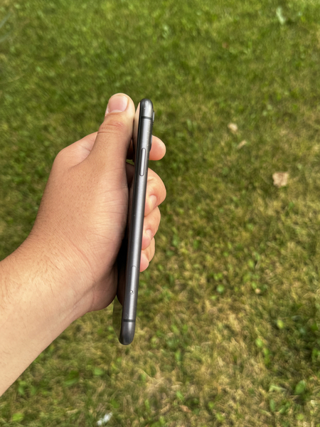 Iphone 11 sotiladi  bez karopka xotira 64gb xolati yaxshi LLA