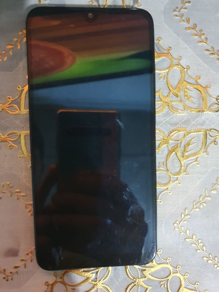 Redmi 7  arzon narxda srochni sotiladi