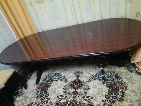 Стол и стулья для гостиной