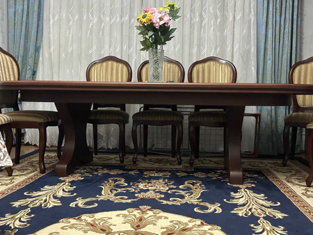Продам большой стол для гостиной комнаты