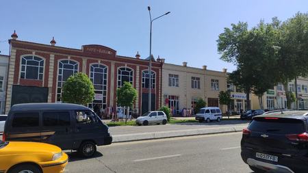 Проходимое место прямо на главной улице. Напротив ресторан Тонг
