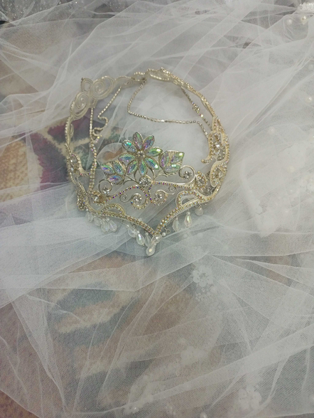Kelinlarga salom qilish uchun sari va diadema