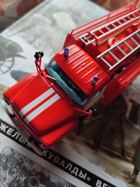 Модель пожарного автомобиля 1/43