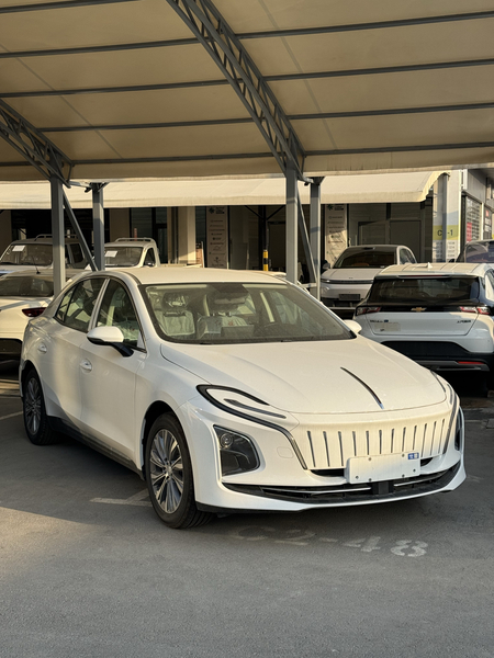 Hongqi e-qm5 2024 yil 450 km