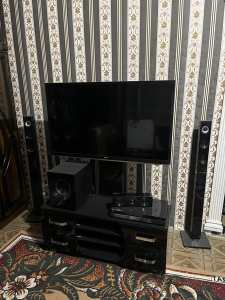 3D LG cinema Home theater 1100 watts 200ghz