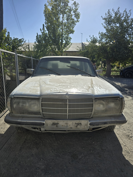 На запчасти  по запчастями мерс merc  mercedes  W123  E 200