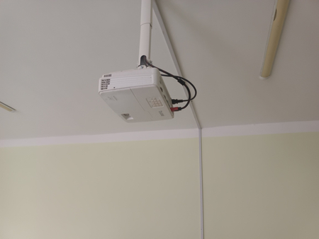 Proektor BENQ sotiladi.