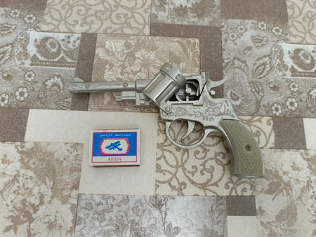 Металлические пистолет
