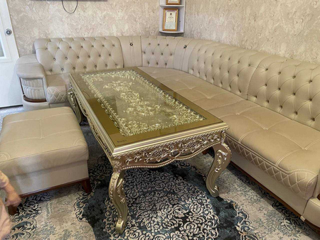 Yumshoq mebel va naqshli stol