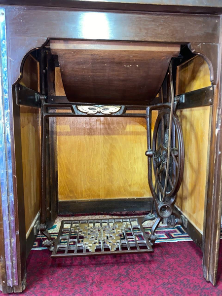 Антикварная швейная машина