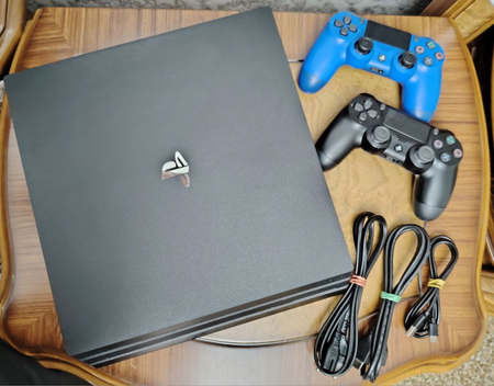 Playstation 4 pro/ 3 slim